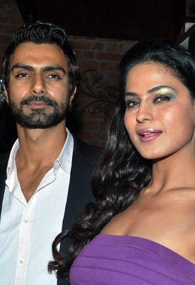 Ashmit poses in the buff - Masala.com