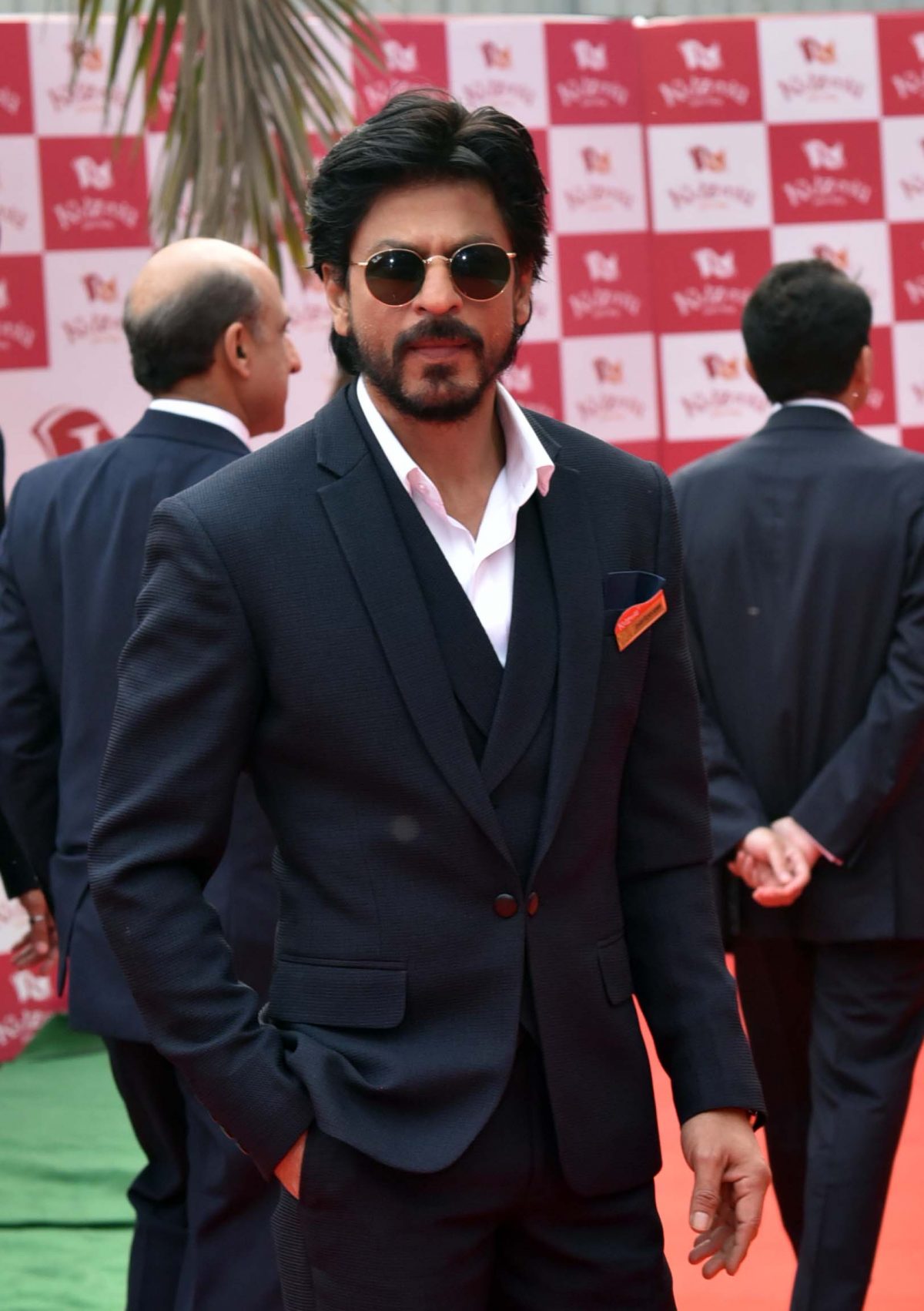 Watch Shah Rukh Khan Roam The Streets of Dubai In This Dubai Tourism ...
