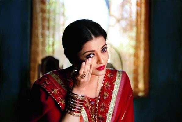 Aishwarya Rai Looks Resplendent in Red in a New Still From Sarabjit ...