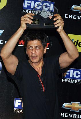 SRK wins Global Entertainment award - Masala.com