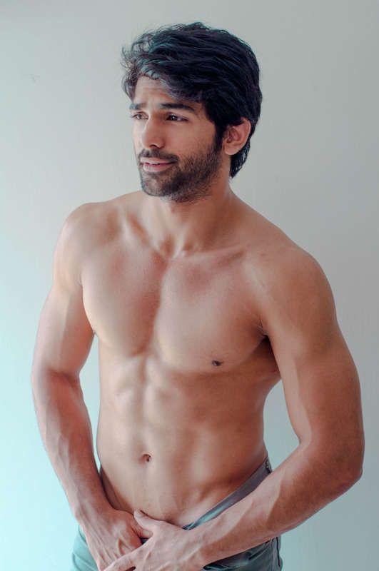 Dubai-based Actor Taaha Shah Bags Film with Sunny Leone - Masala.com