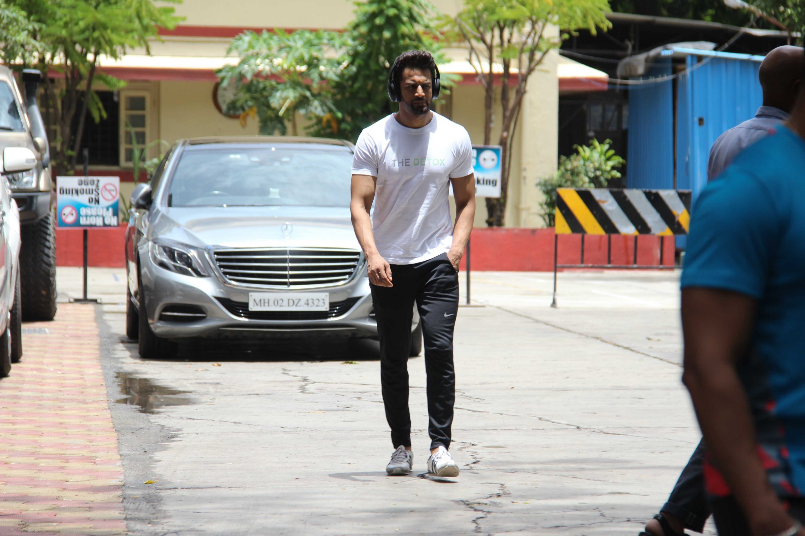 Star Spotting: Shah Rukh Khan at Jab Harry Met Sejal Promotions ...