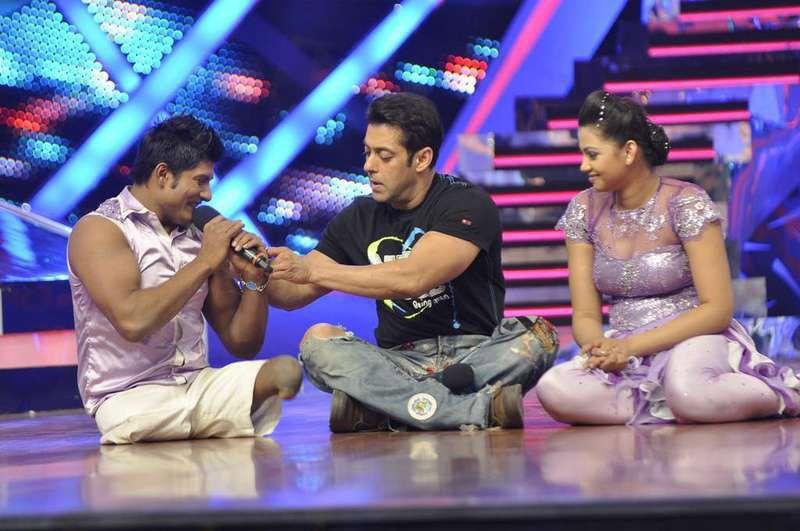 HOT PICS: Salman Khan on Nach Baliye 6! - Masala.com