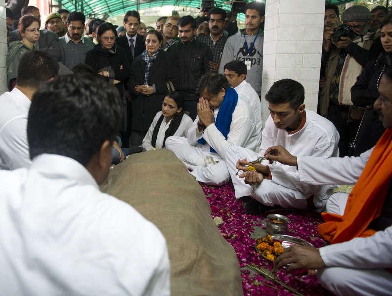 Sunanda Pushkar Cremated: Shashi Tharoor and Her Son Shiv Menon Pay ...