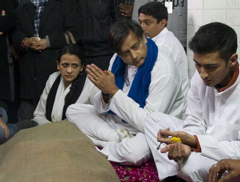 Sunanda Pushkar Cremated: Shashi Tharoor and Her Son Shiv Menon Pay ...