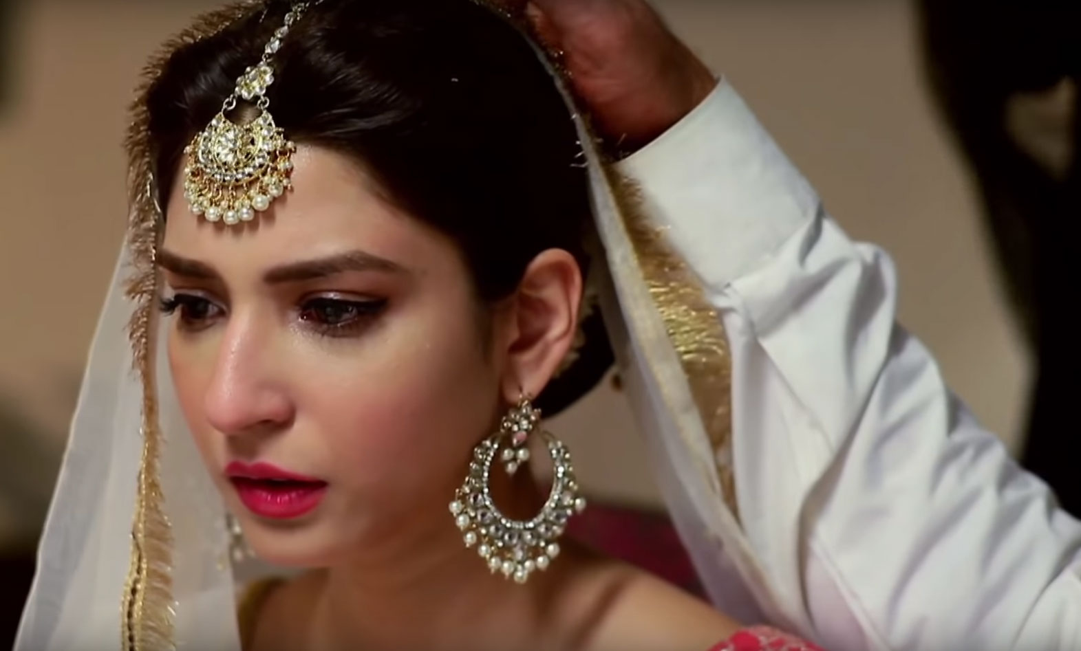 Ishqiya Episode 3: Hamna Avoids Hamza As Her Nikkah Takes Place To ...