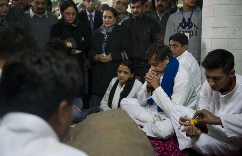 Sunanda Pushkar Cremated: Shashi Tharoor and Her Son Shiv Menon Pay ...