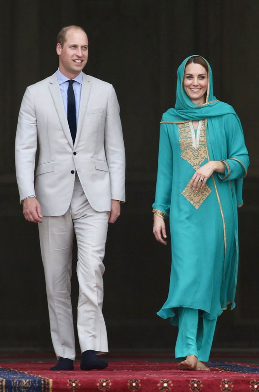 Kate Middleton Wears Headscarf While Visiting Badshahi Mosque - Masala.com