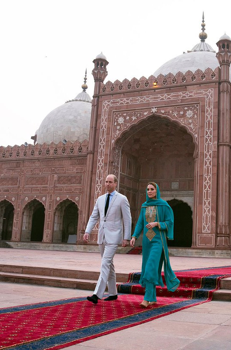 Kate Middleton Wears Headscarf While Visiting Badshahi Mosque - Masala.com