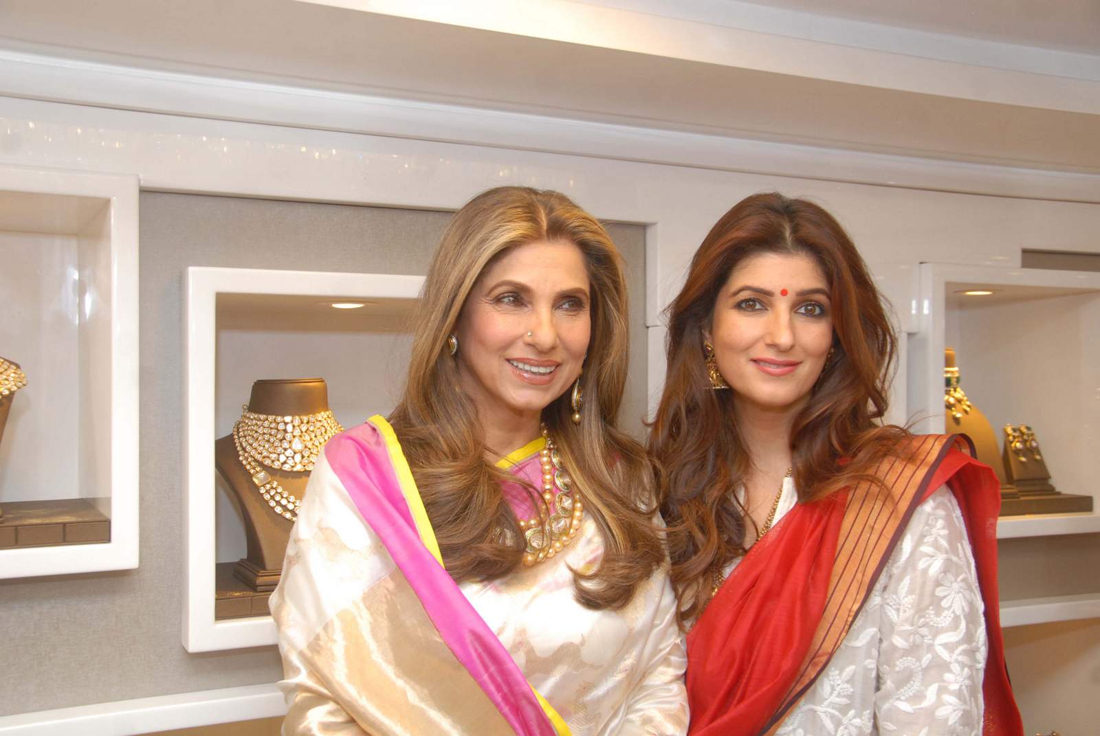 Dimple Kapadia and Twinkle Khanna: Gorgeous Mother, Beautiful Daughter ...
