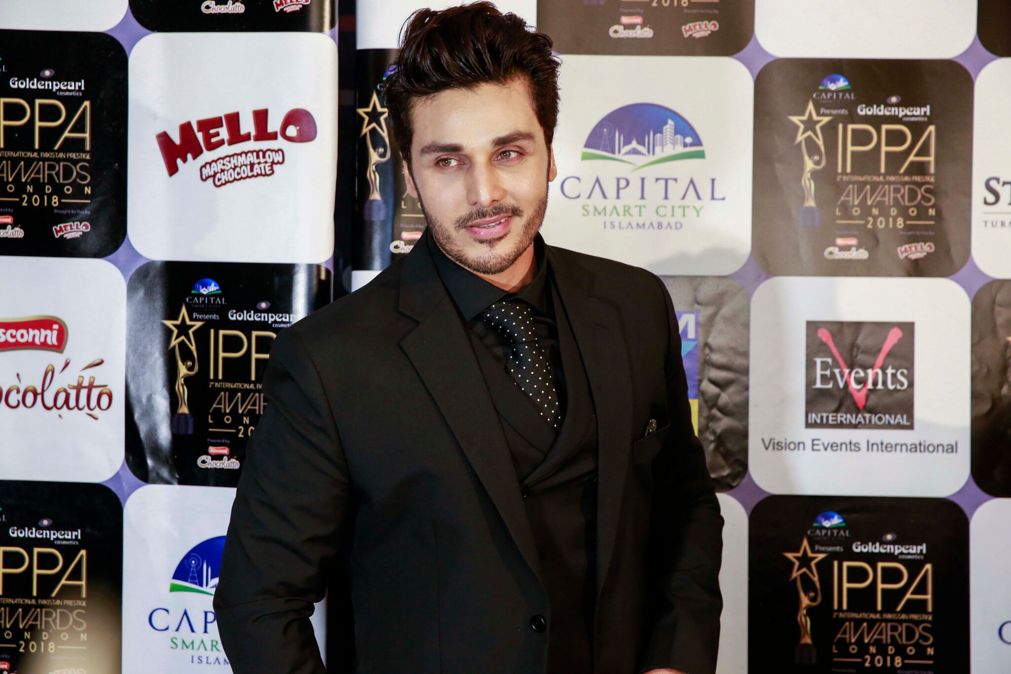 Ayesha Omar, Adnan Siddiqui, Bilal Ashraf and Other Stars on the Red ...