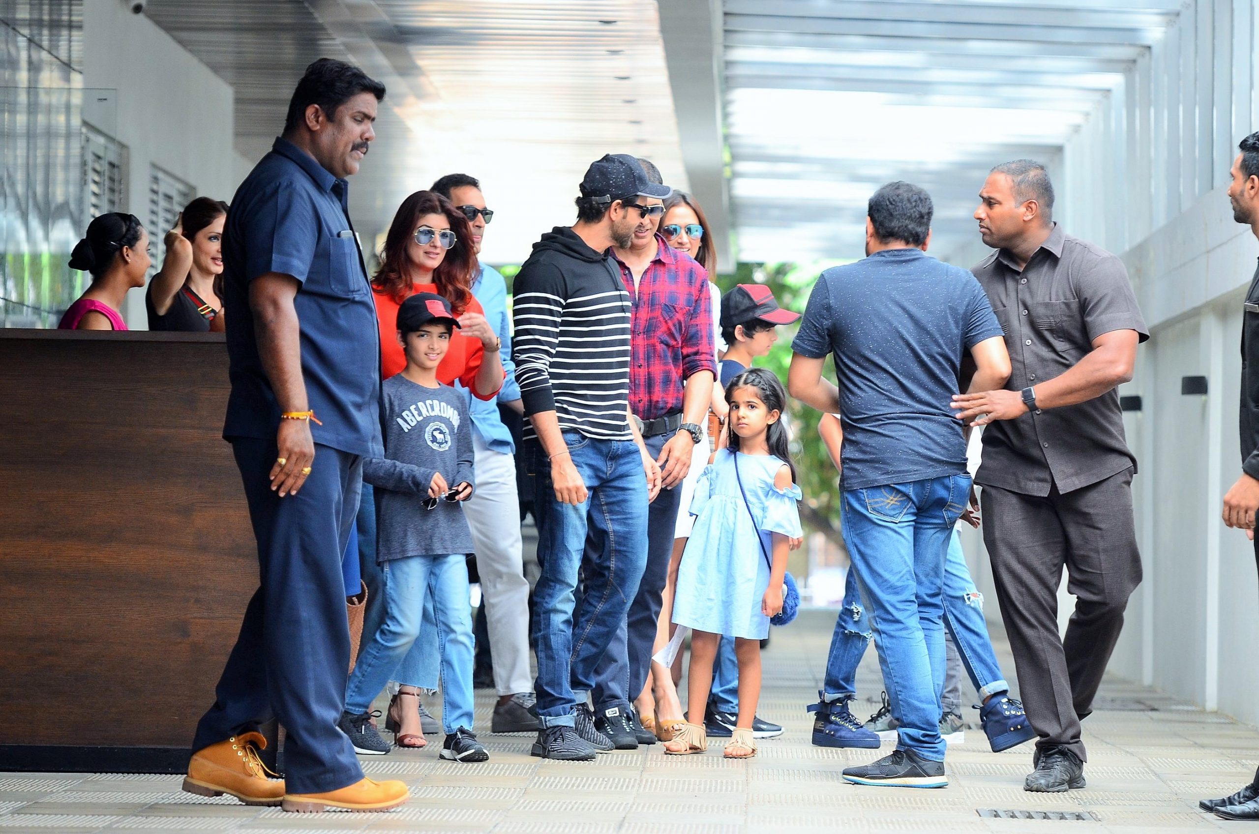Akshay Kumar and Family Grab Lunch with Hrithik Roshan and Sussanne ...