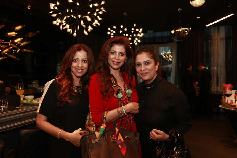 Kanika Kapoor Snapped in Dubai - Masala.com