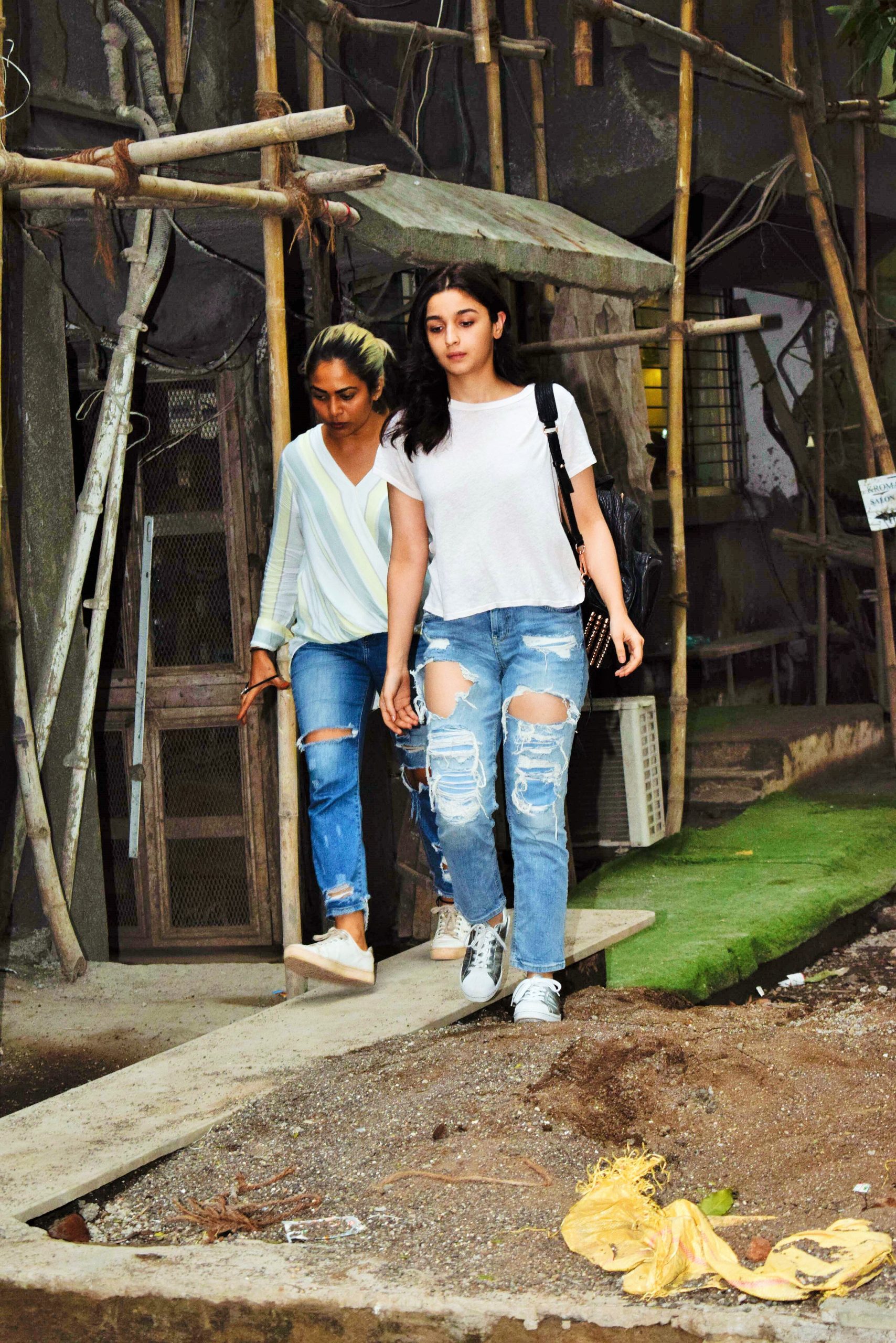 Star Spotting: Soha Ali Khan And Daughter Inaaya Chill At Kareena ...