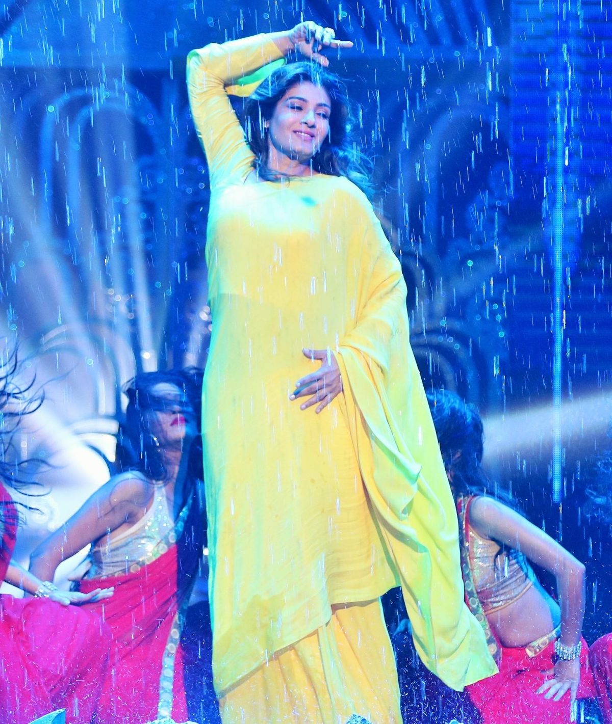 Star Spotting: Raveena Tandon Recreates Tip Tip Barsa, Kriti Sanon and ...