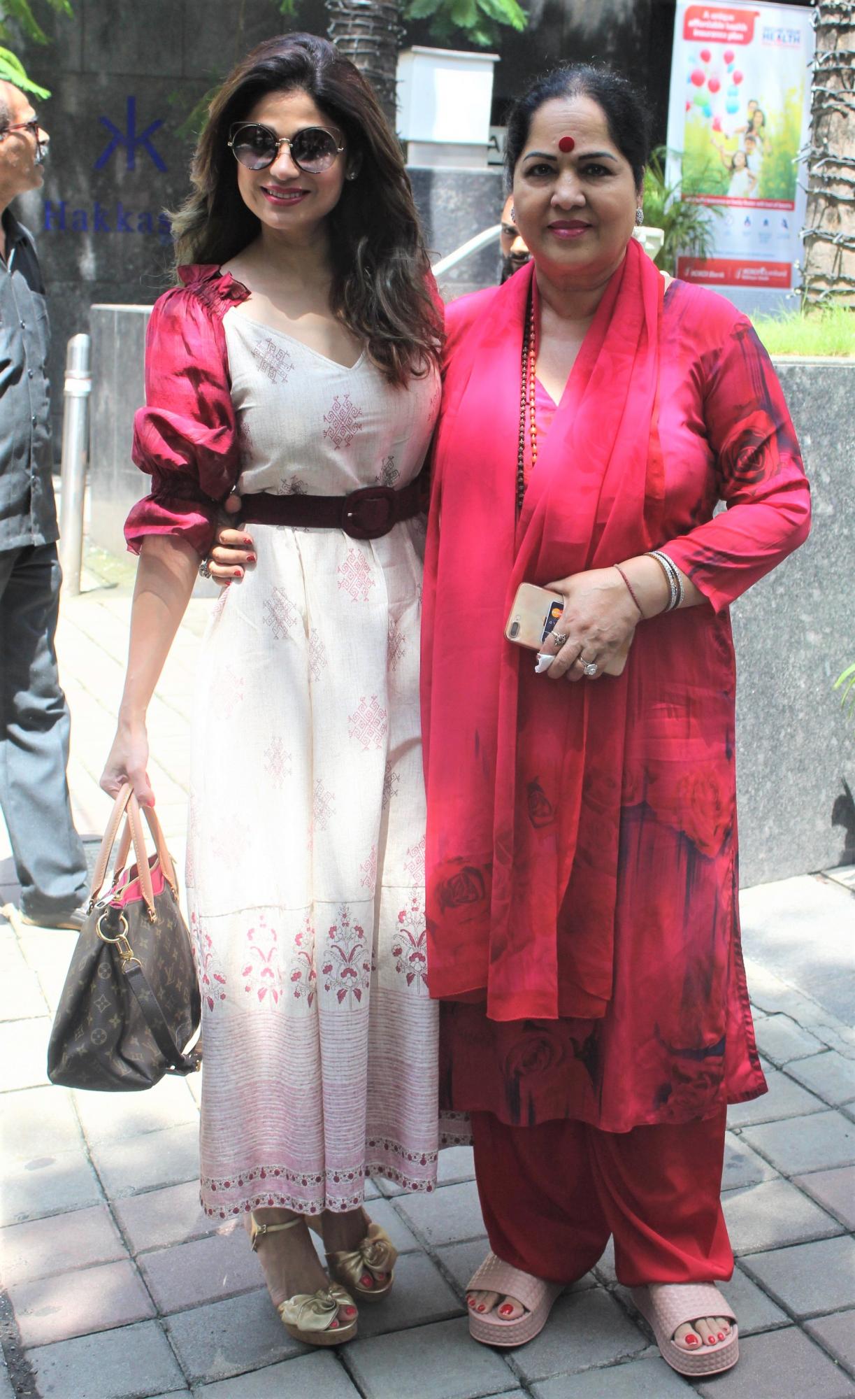 Shilpa Shetty Kundra Spotted Out For Lunch With Family - Masala.com