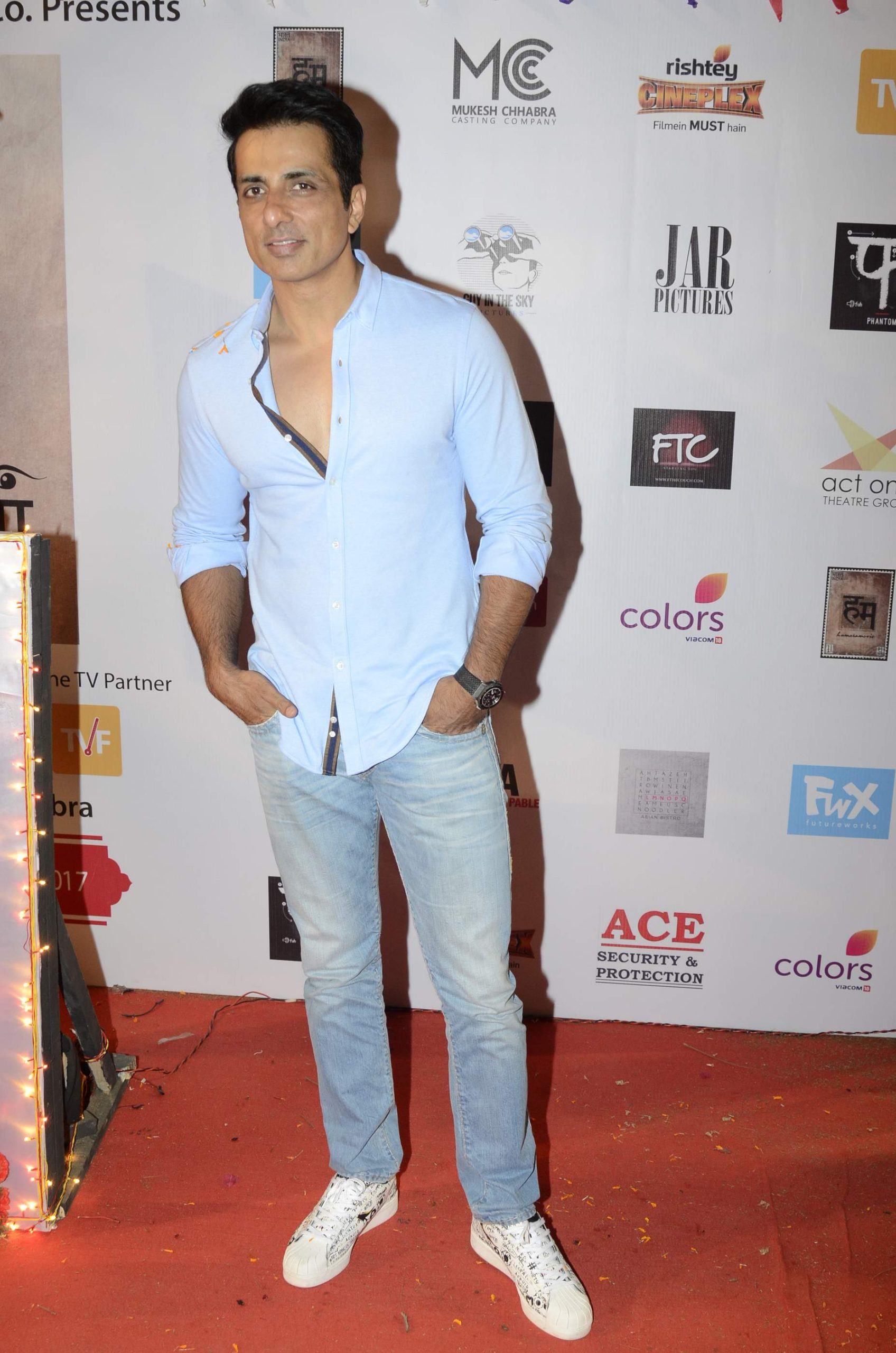 Manisha Koirala, Ayushmann Khurrana and Sonu Sood Spotted at Khidkiyaan ...