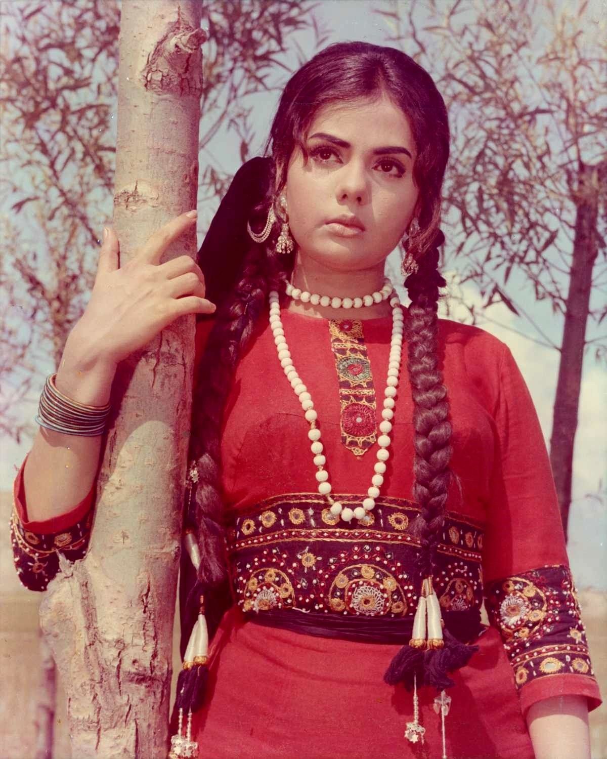 How Mumtaz Became A Heroine After an Actress Eloped to Get Married ...