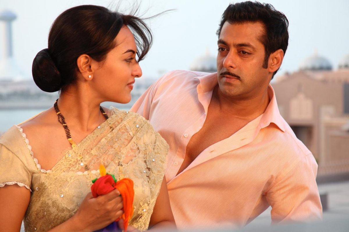 Sonakshi Sinha Shares Picture Perfect Still of Salman Khan From the Sets of Dabangg 3 - Masala