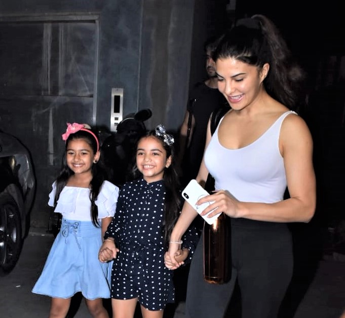 Jacqueline Fernandez Hangs Out With Her Adorable Fans - Masala.com
