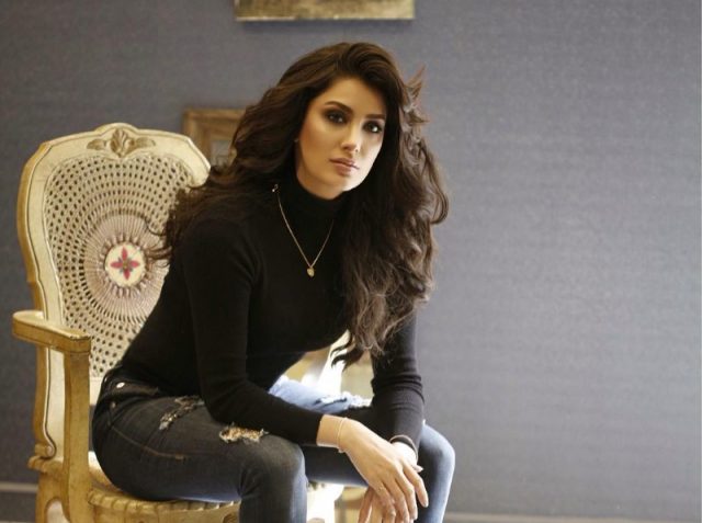 Mehwish Hayat Tries Her Hand at Singing Yet Again with Aaj Janay Ki ...