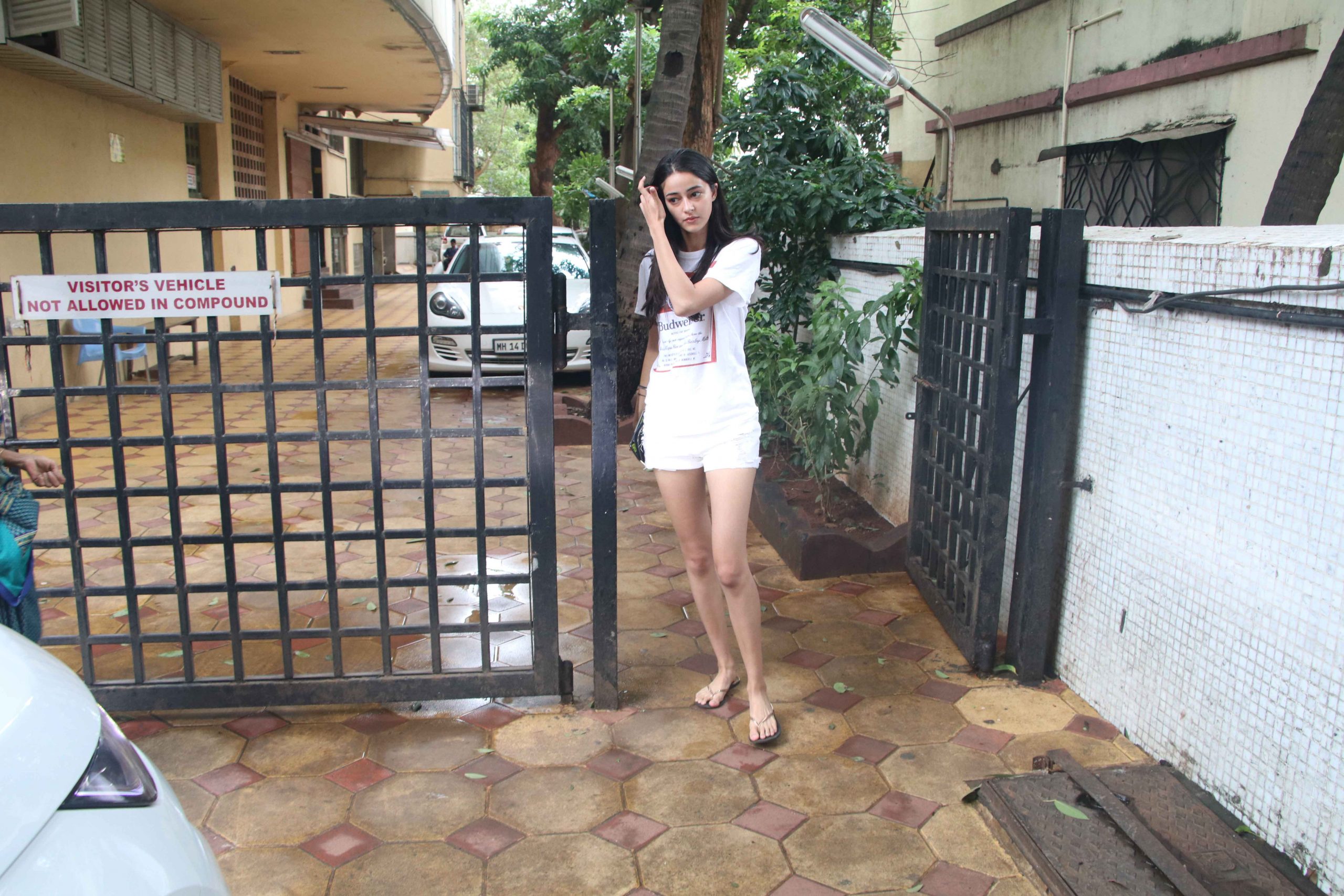 Star Spotting: Ranveer Singh Flexes His Muscles, Ananya Pandey, Bipasha ...