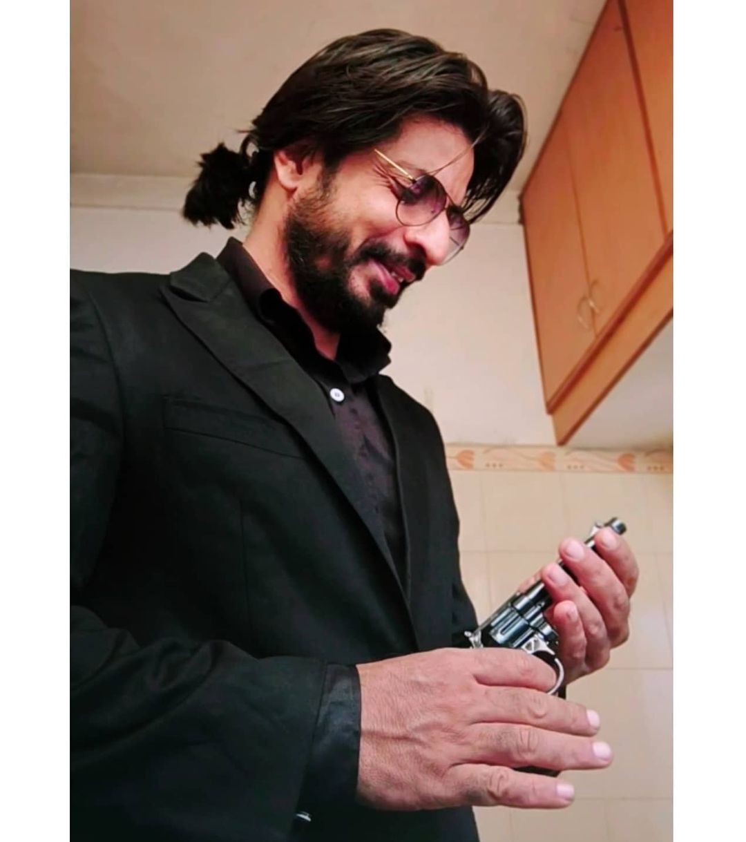 The internet has found Shah Rukh Khan's exact look alike and we are ...