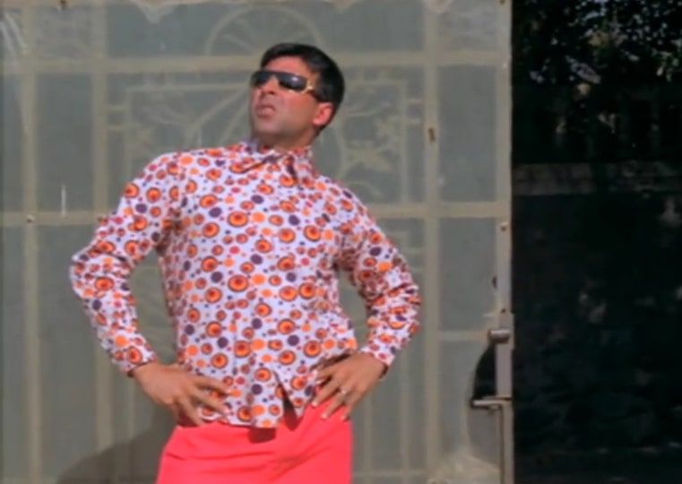 Akshay Kumar recreates his iconic pose as Raju from Hera Pheri leaving ...