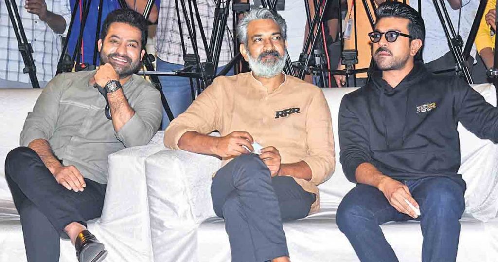 RRR promotion: Jr NTR, Ram Charan, SS Rajamouli get mobbed