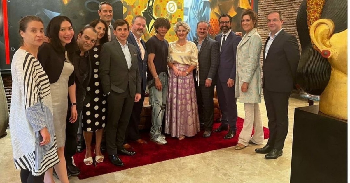 Shah Rukh Khan turns host to consul generals Shah Rukh Khan turns host to consul generals