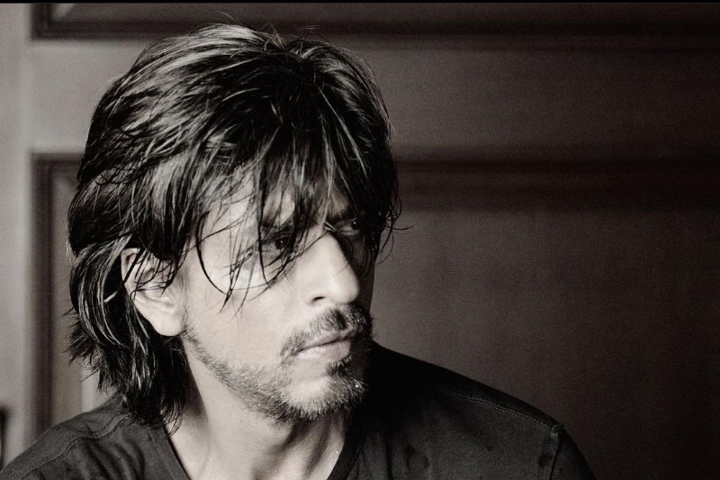 Shah Rukh Khan continues to hide his face from paparazzi