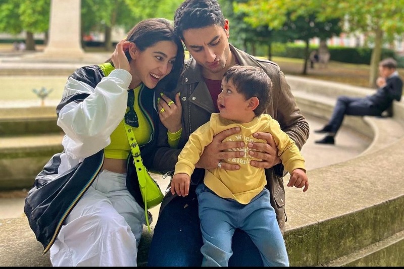 Sara Ali Khan in London with brother Ibrahim Ali Khan & Jeh