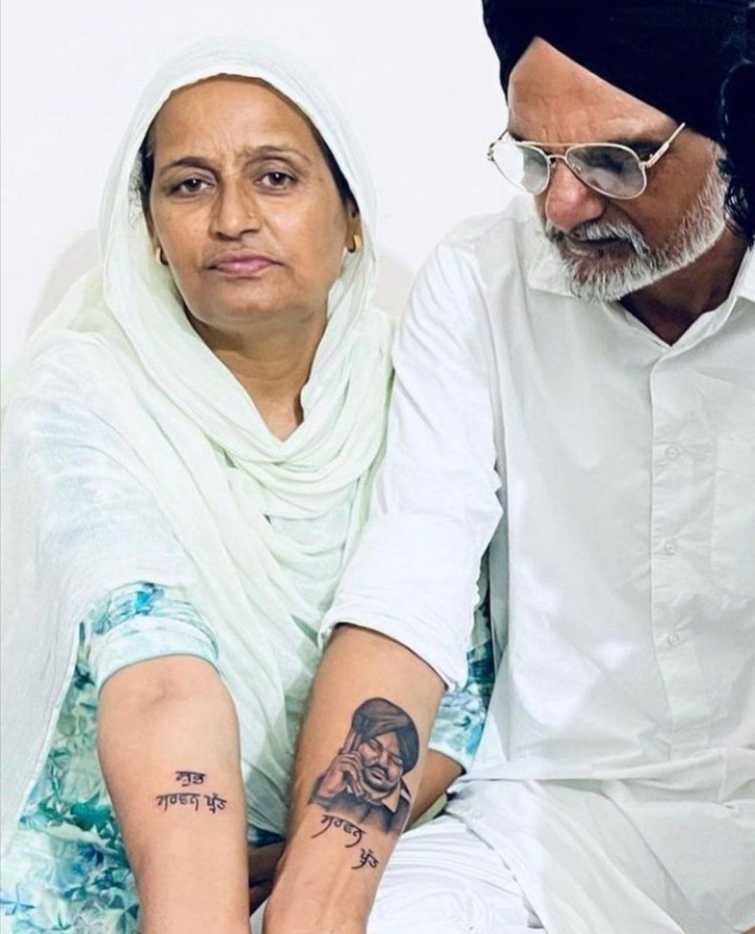Sidhu Moose Wala's parents get tattooed to give tribute Sidhu Moose Wala's parents get tattooed to give tribute