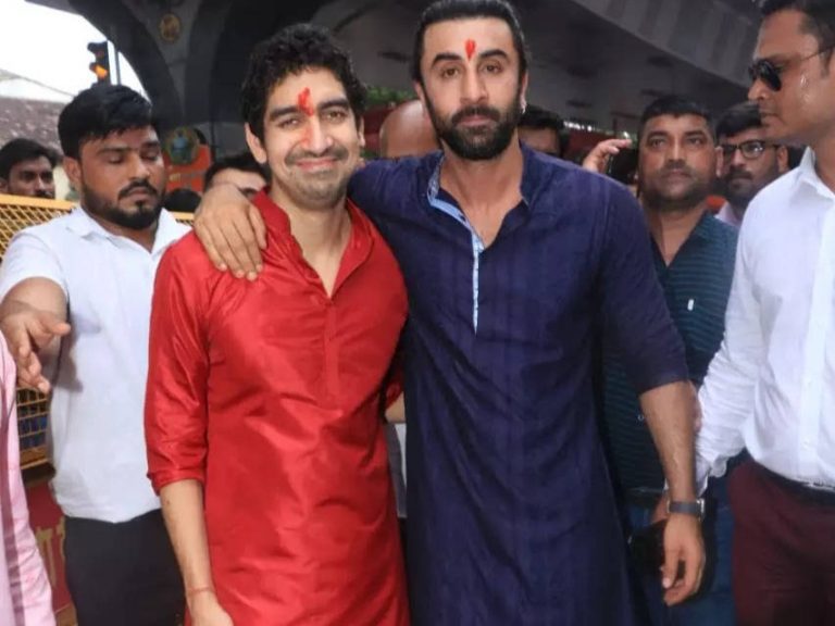Ayan Mukerji, Ranbir Kapoor visit Lalbaugcha Raja