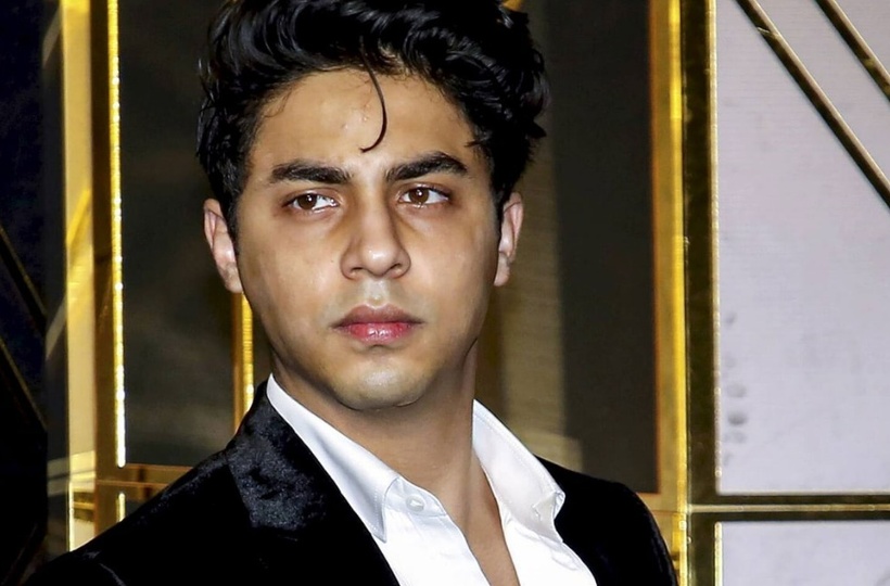 Aryan Khan channels dad SRK from DDLJ at airport