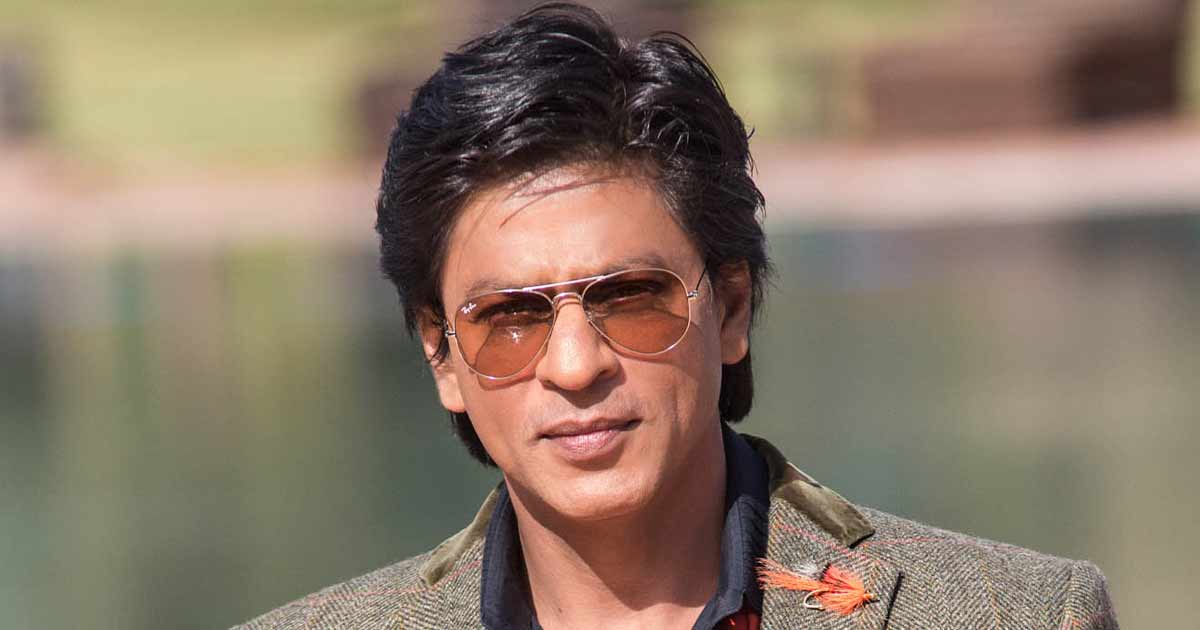 Shah Rukh Khan's lucky fans get a surprise from him Shah Rukh Khan's lucky fans get a surprise from him