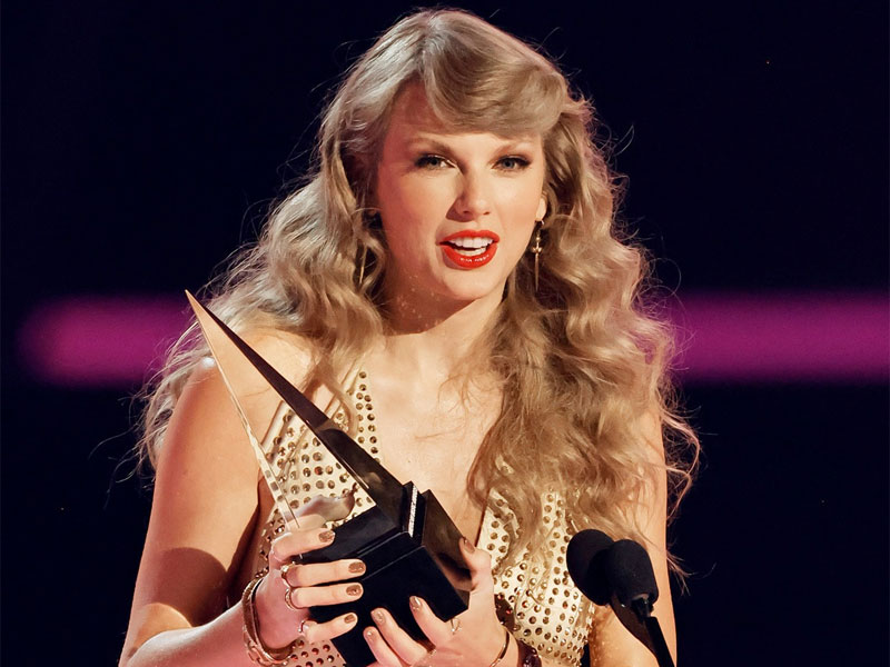 AMAs: Taylor Swift wins big with 6 awards love