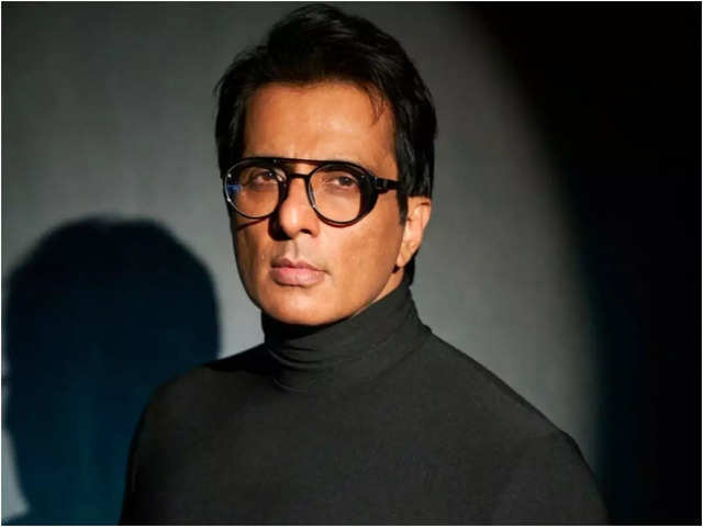 Watch: Twitter schools Sonu Sood after he shares this video