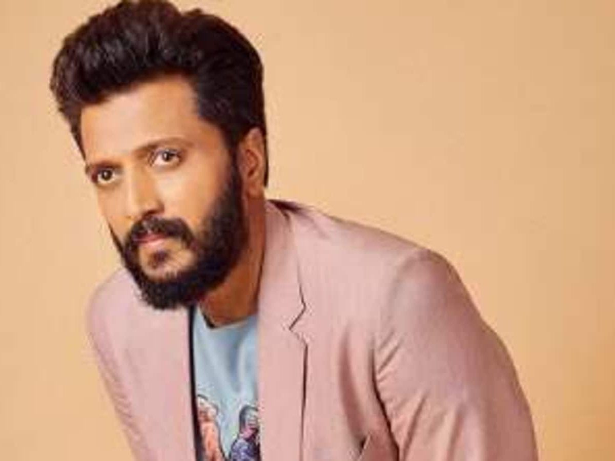 Watch: Riteish Deshmukh shakes a leg with Ananya Panday Watch: Riteish Deshmukh shakes a leg with Ananya Panday