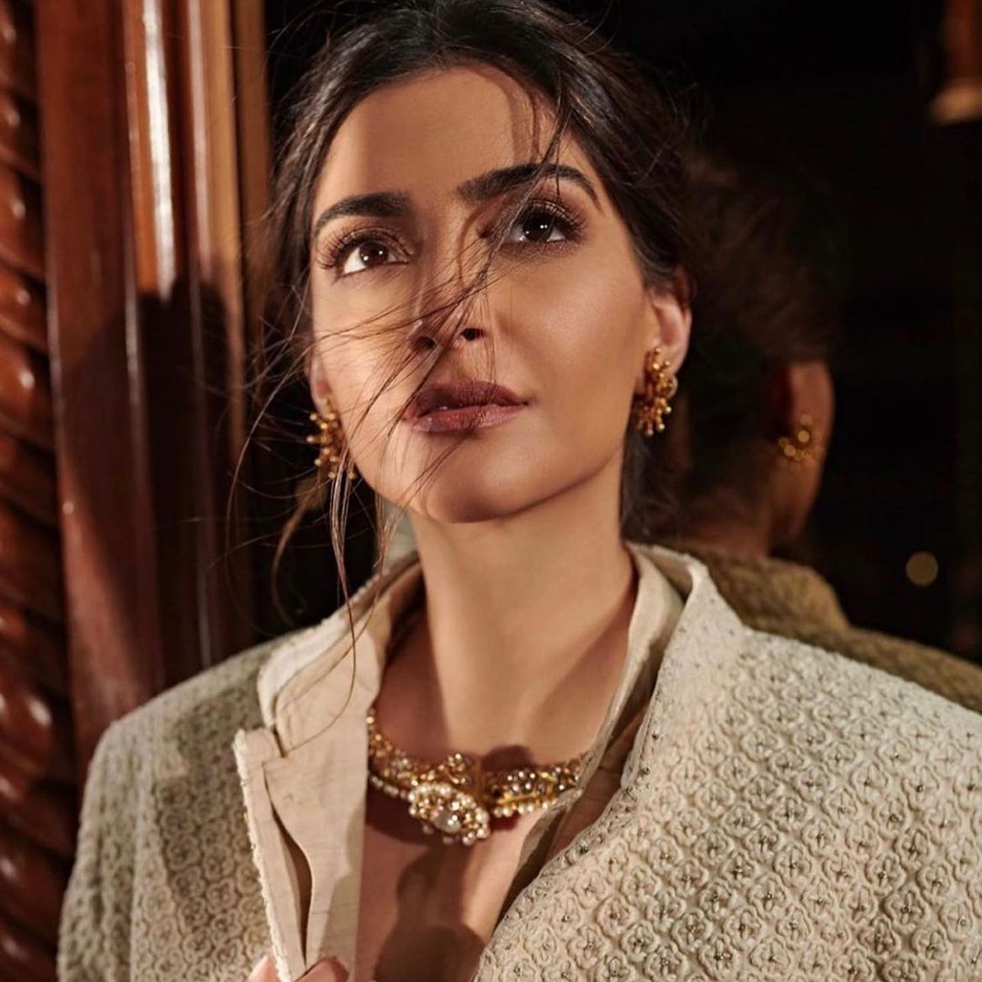 Sonam's Secret: Cakey makeup fix revealed by her makeup artist - Masala.com