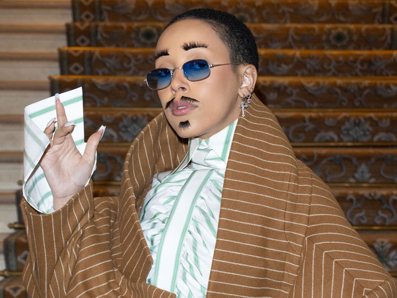 Doja Cat turns heads with yet another bizarre look love 1