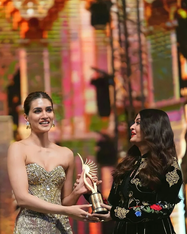 Insider spills the beans on Kriti Sanon's IIFA 2023 performance fee! - Masala.com