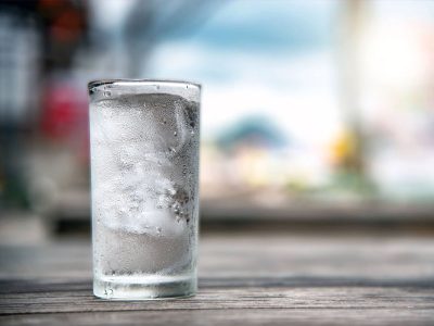 Cold water: 5 reasons why we love drinking it