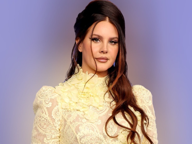 Lana Del Rey escorted by security after Glastonbury performance cut off ...