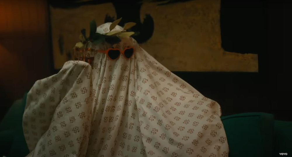 Taylor Swift fan hilariously disguises herself as the 'Anti-hero' ghost ...