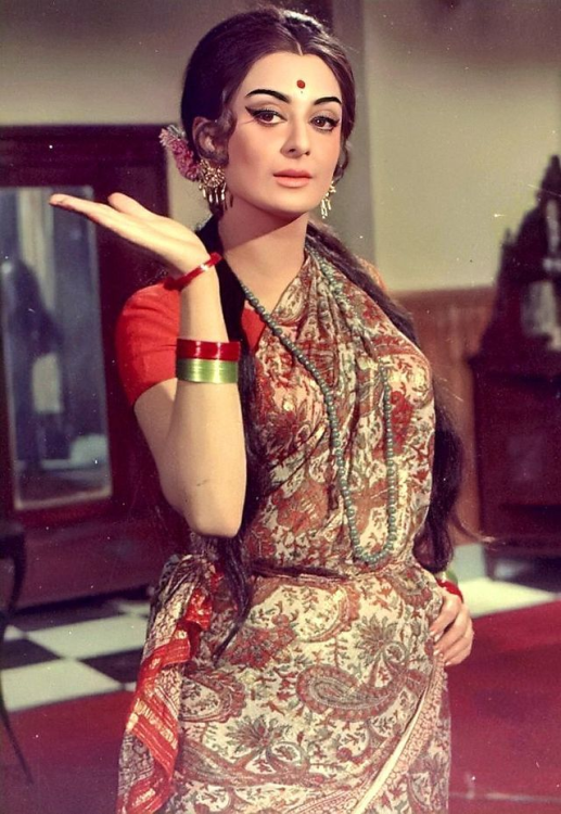 Saira Banu posts her "22 inch waistline" throwback picture, fans call her an eternal beauty ...