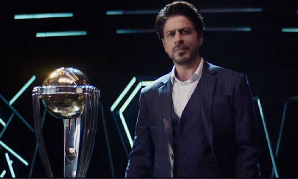 Shah Rukh Khan poses with World Cup Trophy, fans can't keep calm ...