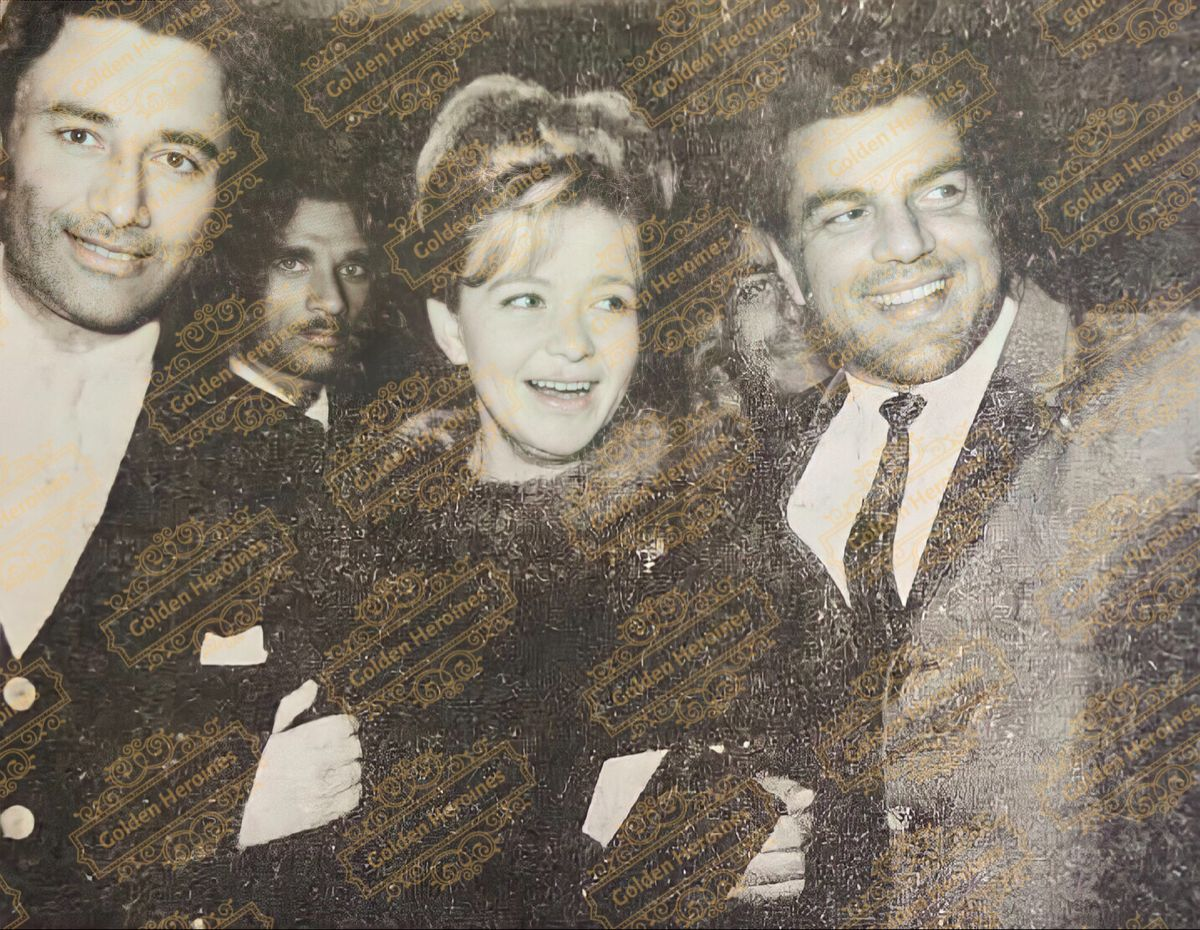 Dharmendra shares a RARE picture kissing Dev Anand's cheek, expresses his admiration for him ...