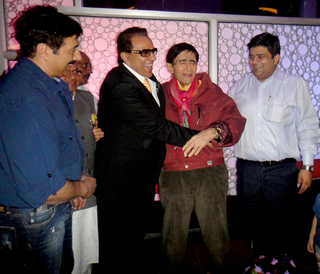 Dharmendra shares a RARE picture kissing Dev Anand's cheek, expresses his admiration for him ...