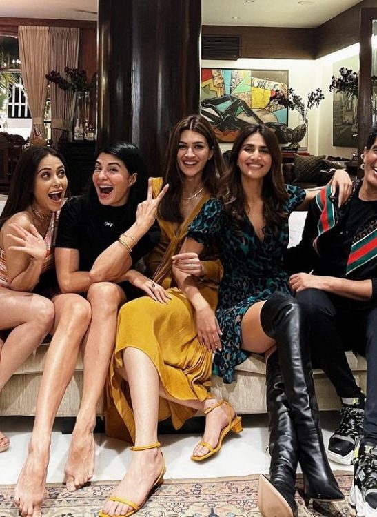 7 rare pictures of leading Bollywood actresses hanging out with each ...